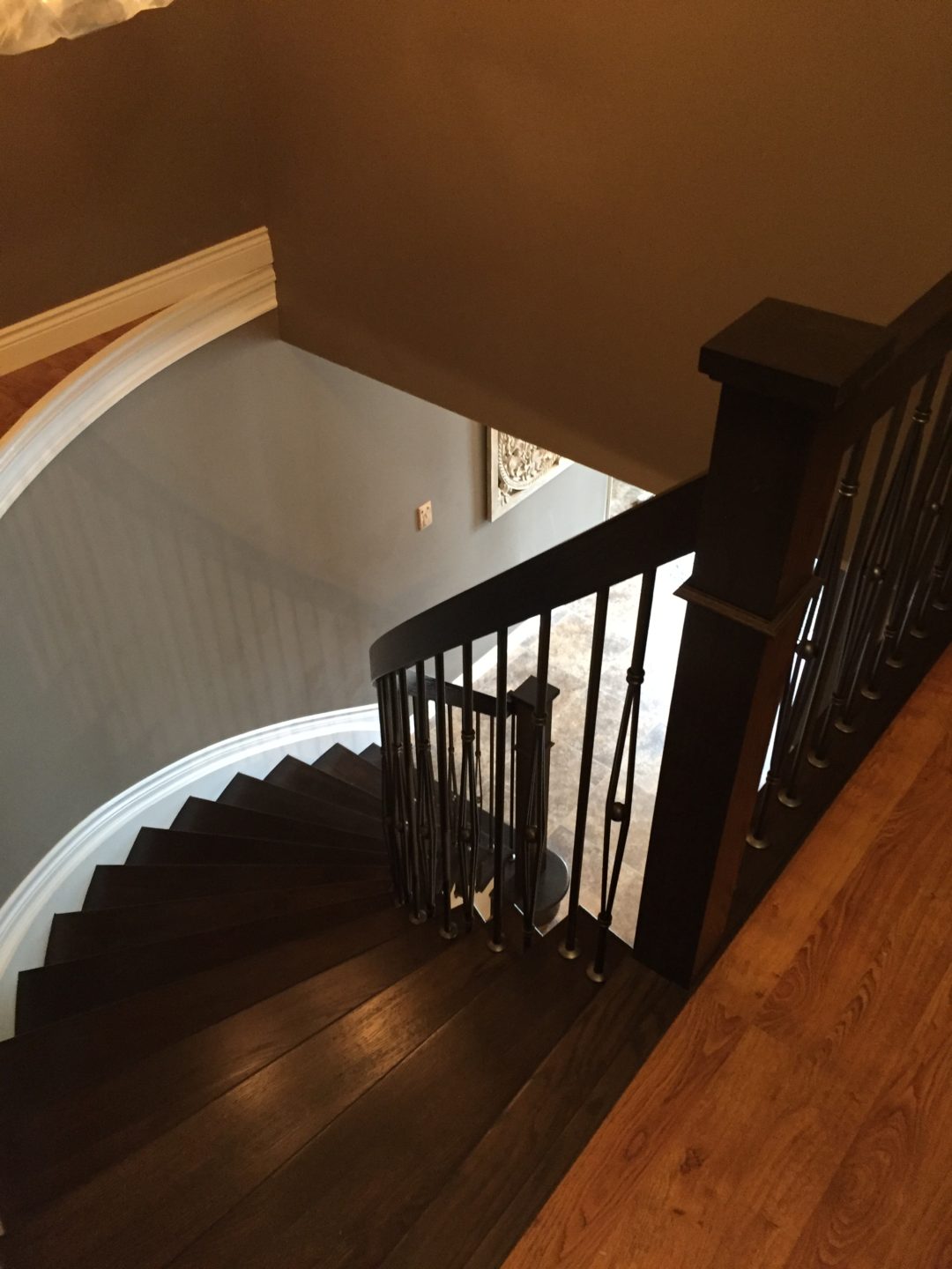 modern curved railing with painted stringers | KP Carpentry